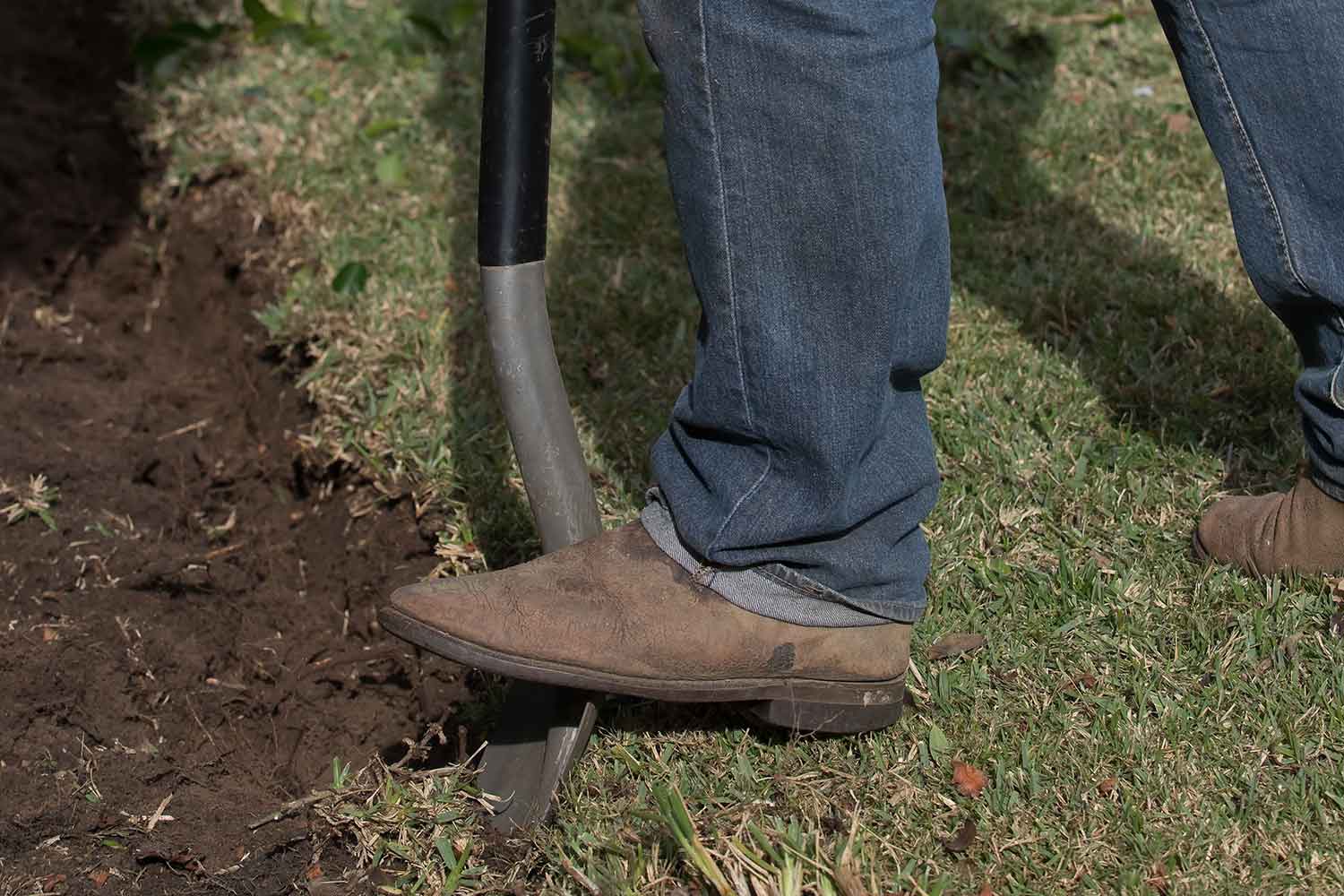 Garden edging: How to trim your lawn edge | Better Homes and Gardens