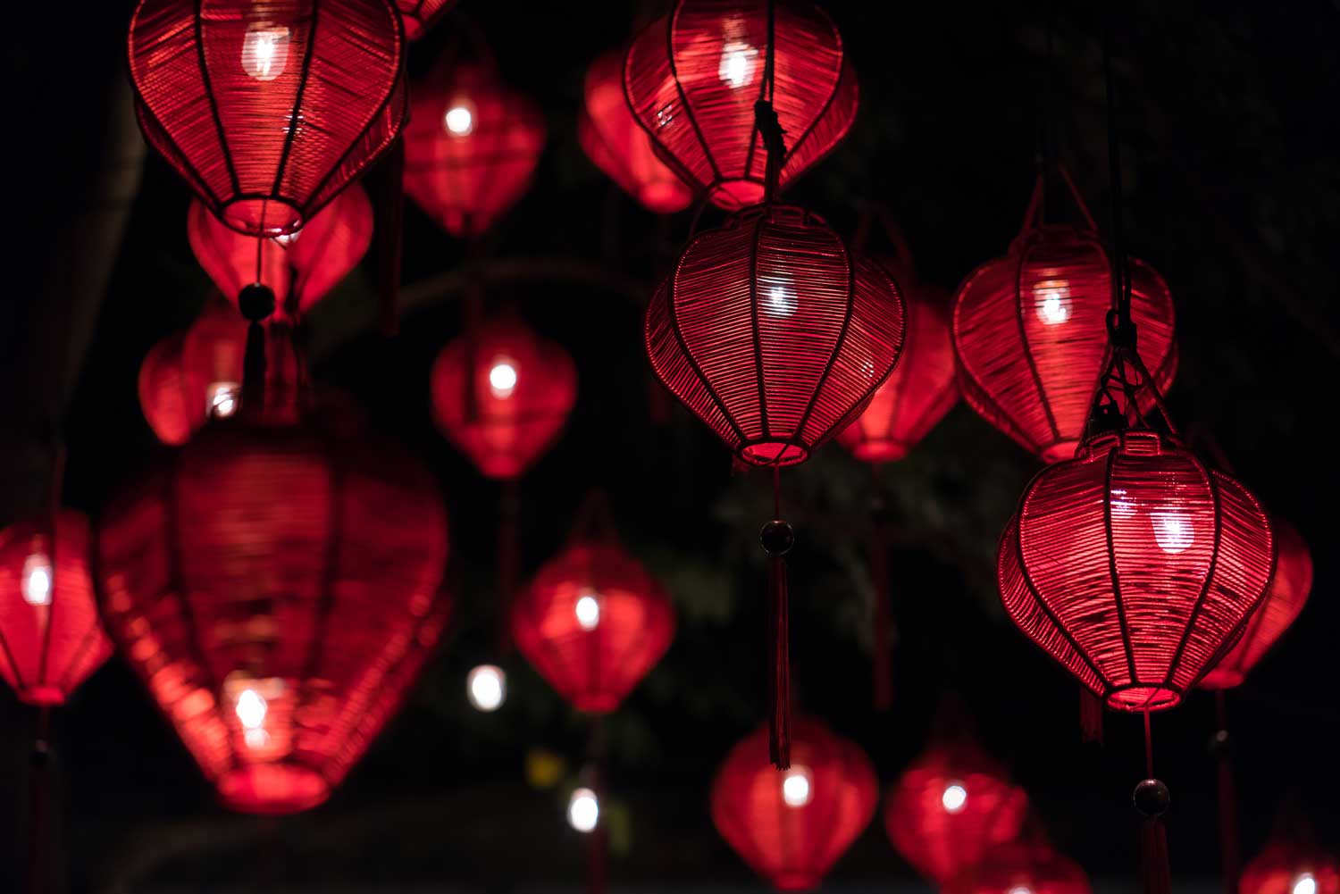 How to set the party mood with outdoor lighting | Better Homes and Gardens