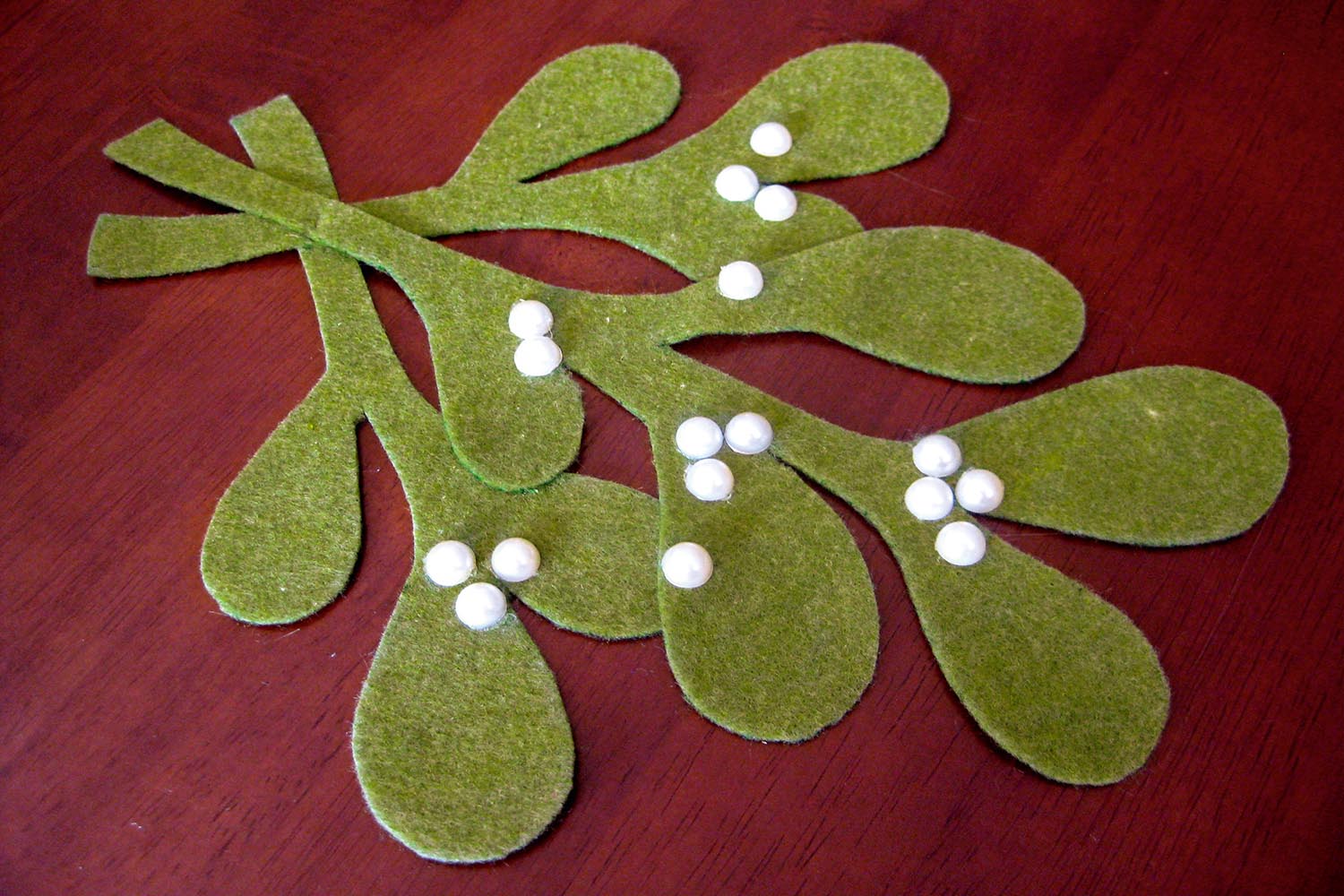 How to make felt mistletoe | Better Homes and Gardens