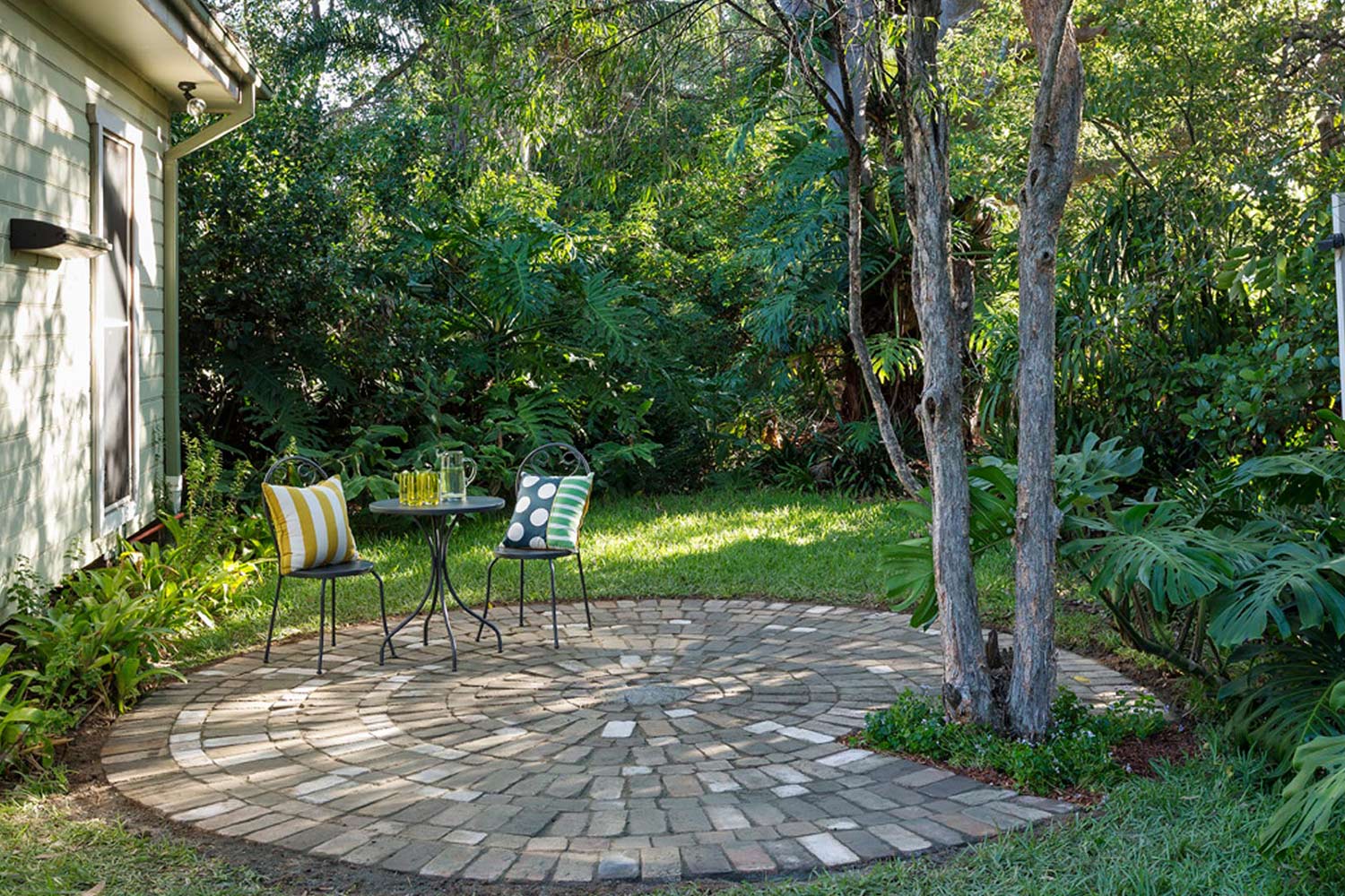 How to pave in a circle and transform your lawn | Better Homes and Gardens