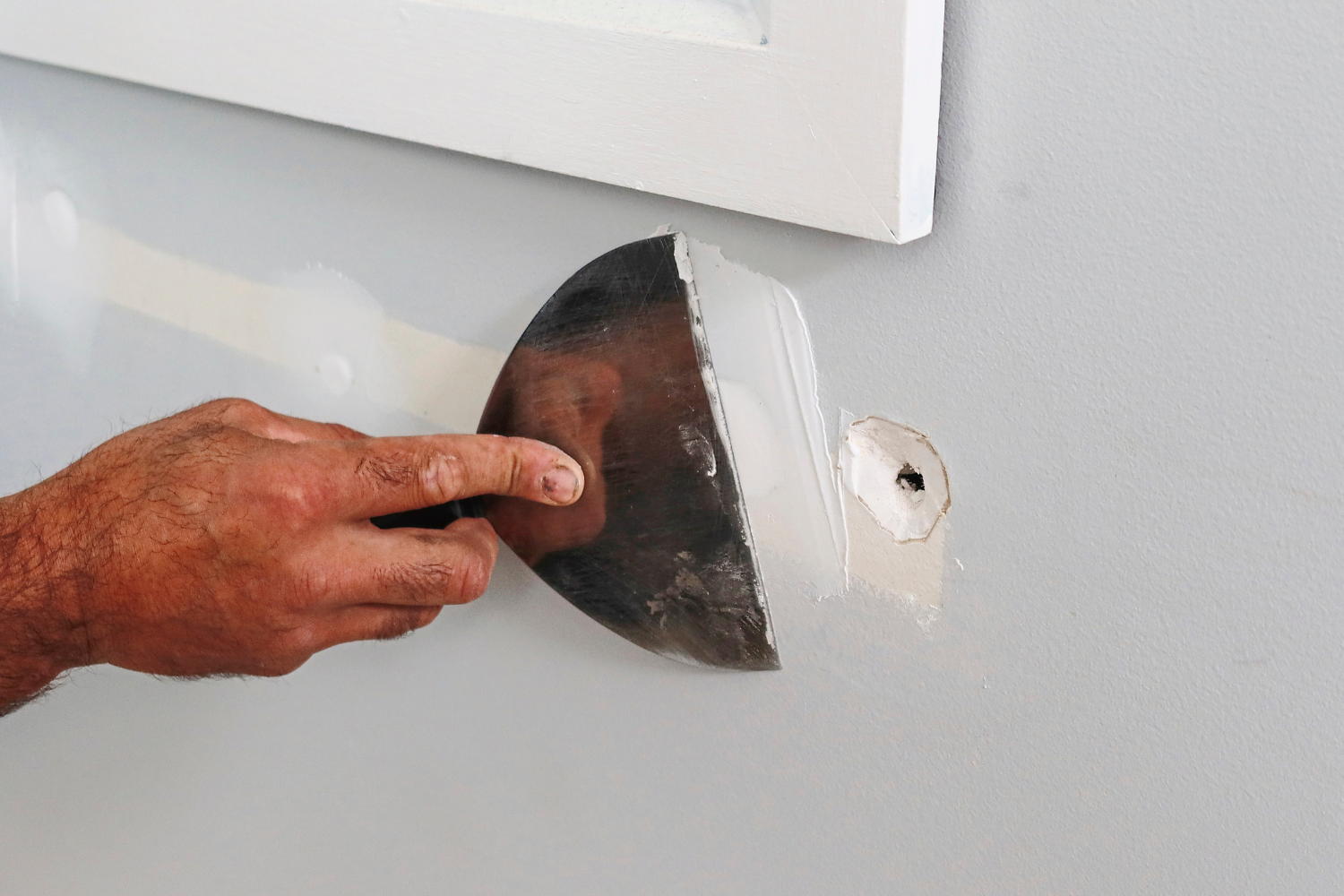 How to Fill Large Holes in Plasterboard Walls | Better Homes and Gardens