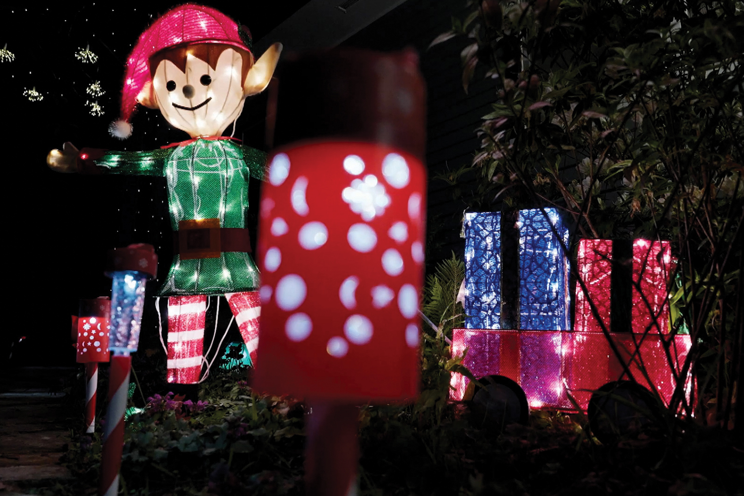 How to create a gorgeous outdoor Christmas light display | Better Homes ...