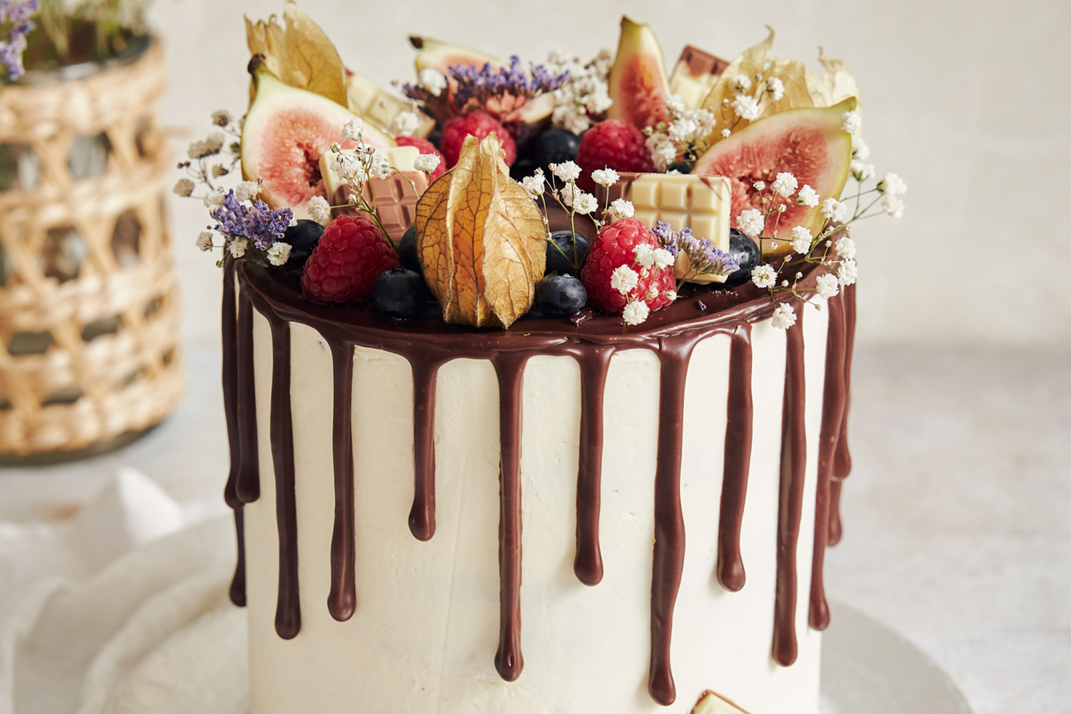 This nifty tip is all you need to know to make an epic drip cake ...